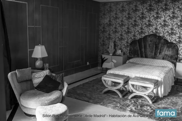 Sillón Roxane en la serie “Arde Madrid” de Paco León. - Noticias | Fama Sofás